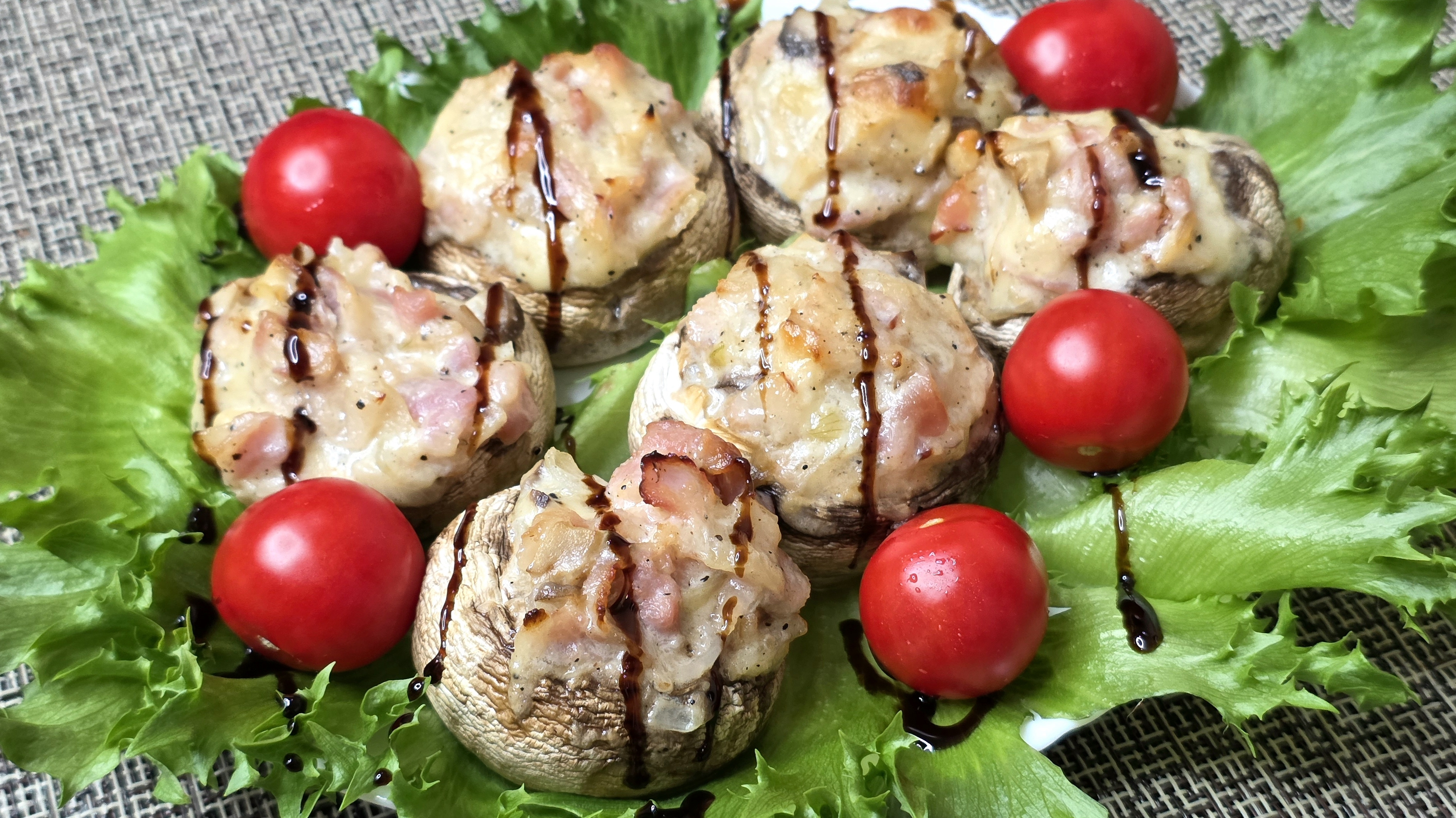 Фаршированные шампиньоны с беком, запеченные в духовке.