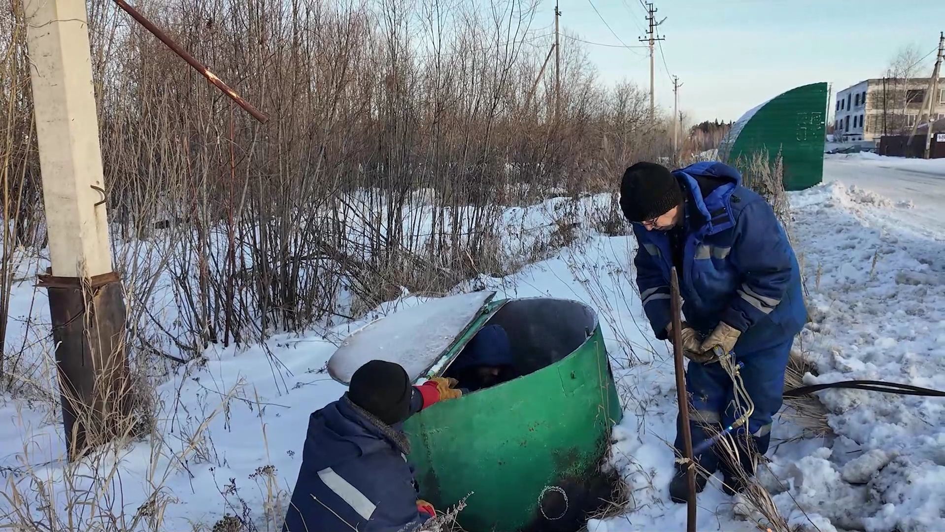 В Пыть-Яхе устраняют засор на сетях канализации