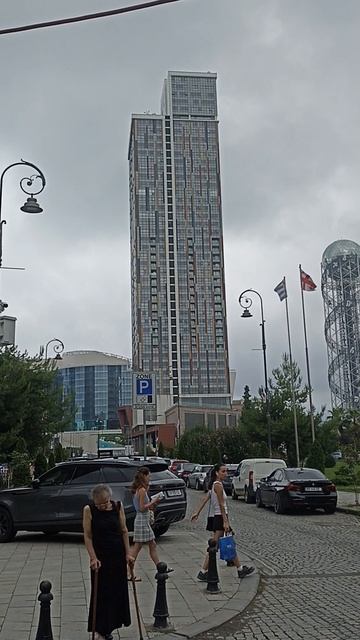 Пересечение улиц Звиада Гамсахурдиа и Абашидзе в Батуми 15.07.2025