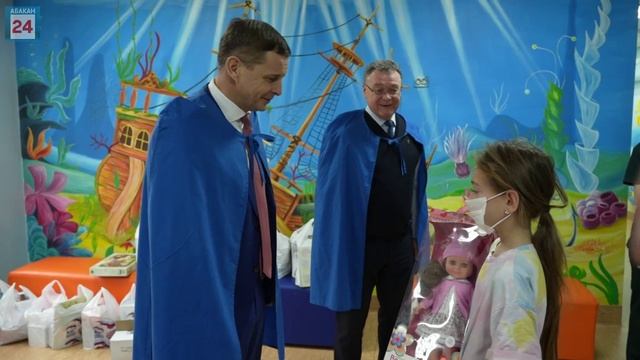 Подарки для ребят, сражающихся с недугом: в Абакане члены партии «ЕР» открыли «Коробку храбрости»