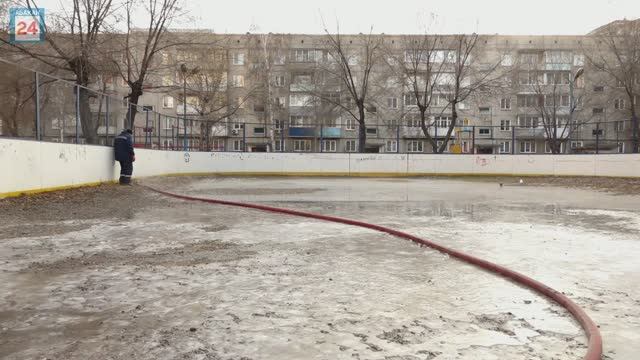 Катки и хоккейные дворовые коробки заливают в столице Хакасии