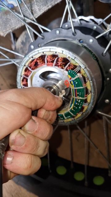 разбор редукторного мотор-колеса электровелосипеда,  установка мотора в колесо. часть 10