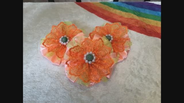 Яркий бантик с кружевами