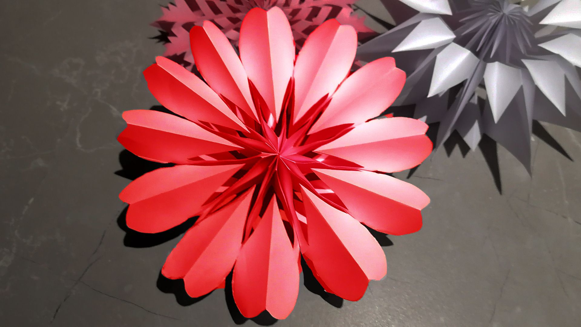 Снежинки из бумаги объёмные. Как сделать снежинку своими руками. Снежинки из бумаги шаблоны.