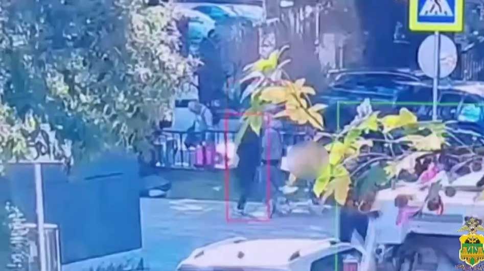 В Сочи мужчина украл выпавший из багажника машины чемодан с крупной суммой денег