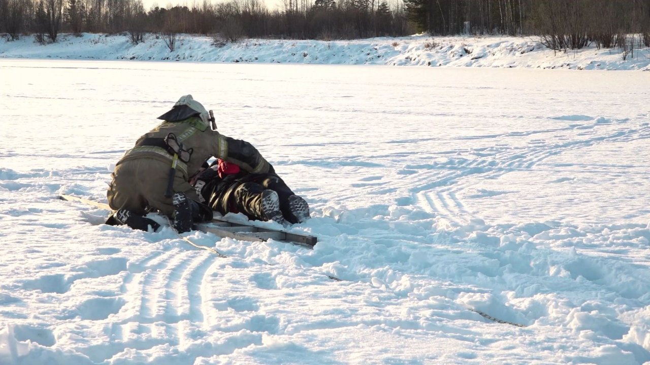 В Пыть-Яхе прошли учения по спасению ребёнка, провалившегося под лёд