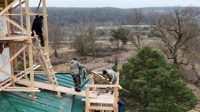 Установка Креста на храме