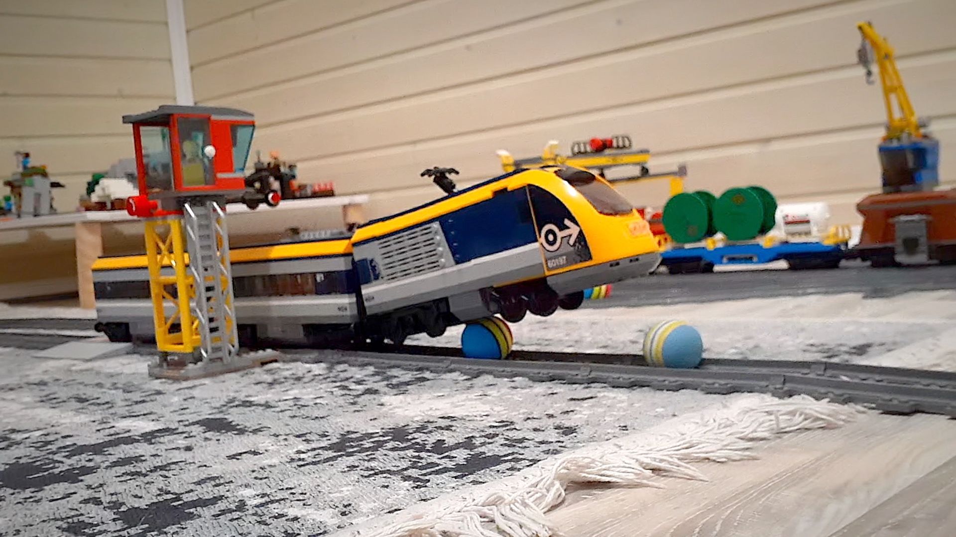 Аварии и падения машинок, поездов и паровозиков / Видео про поезда игрушки для детей