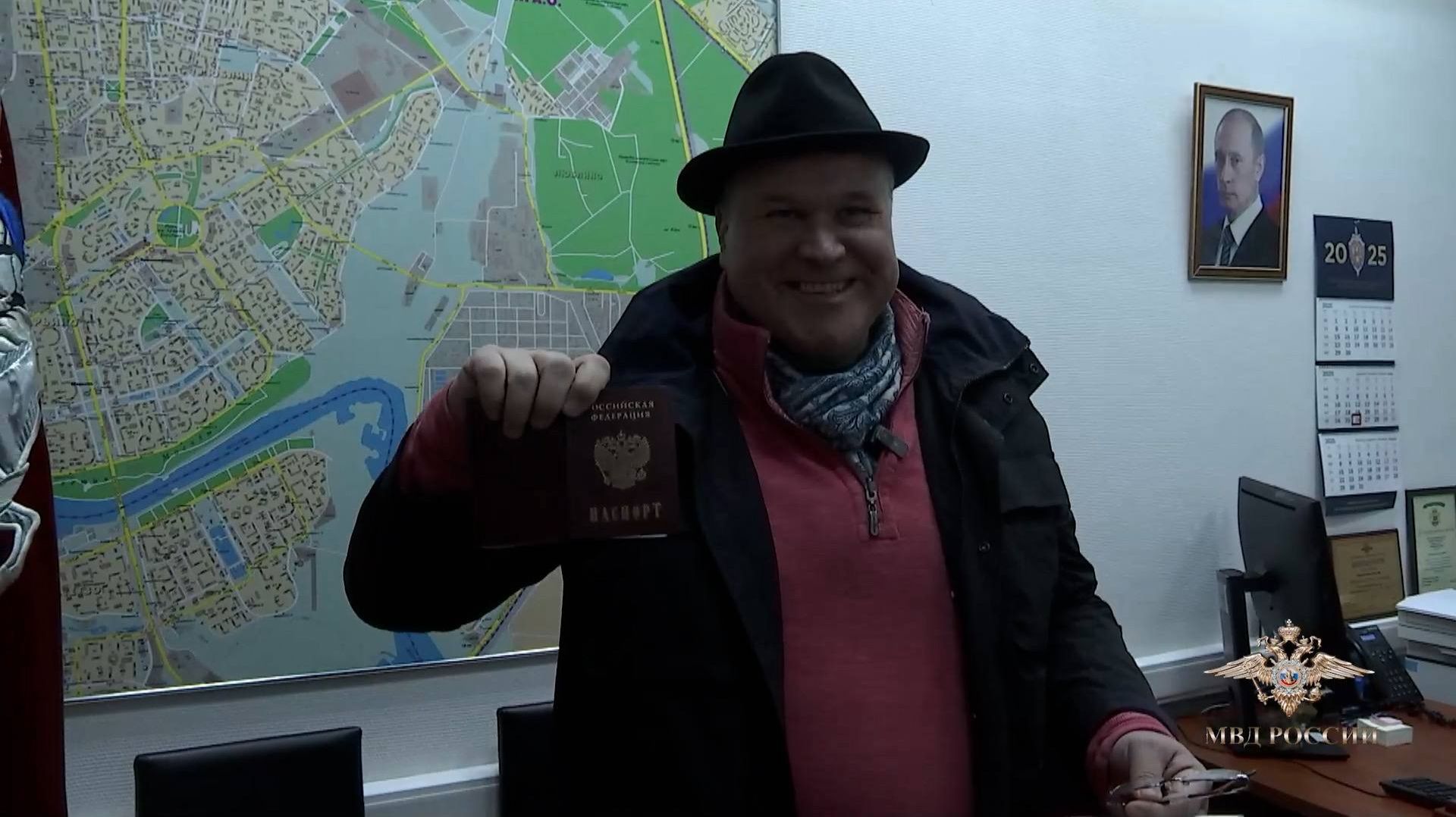 Сотрудники полиции вручили российский паспорт участвовавшему в СВО гражданину США