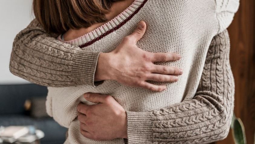 Югорские ведущие обсудили, что для них значат объятия