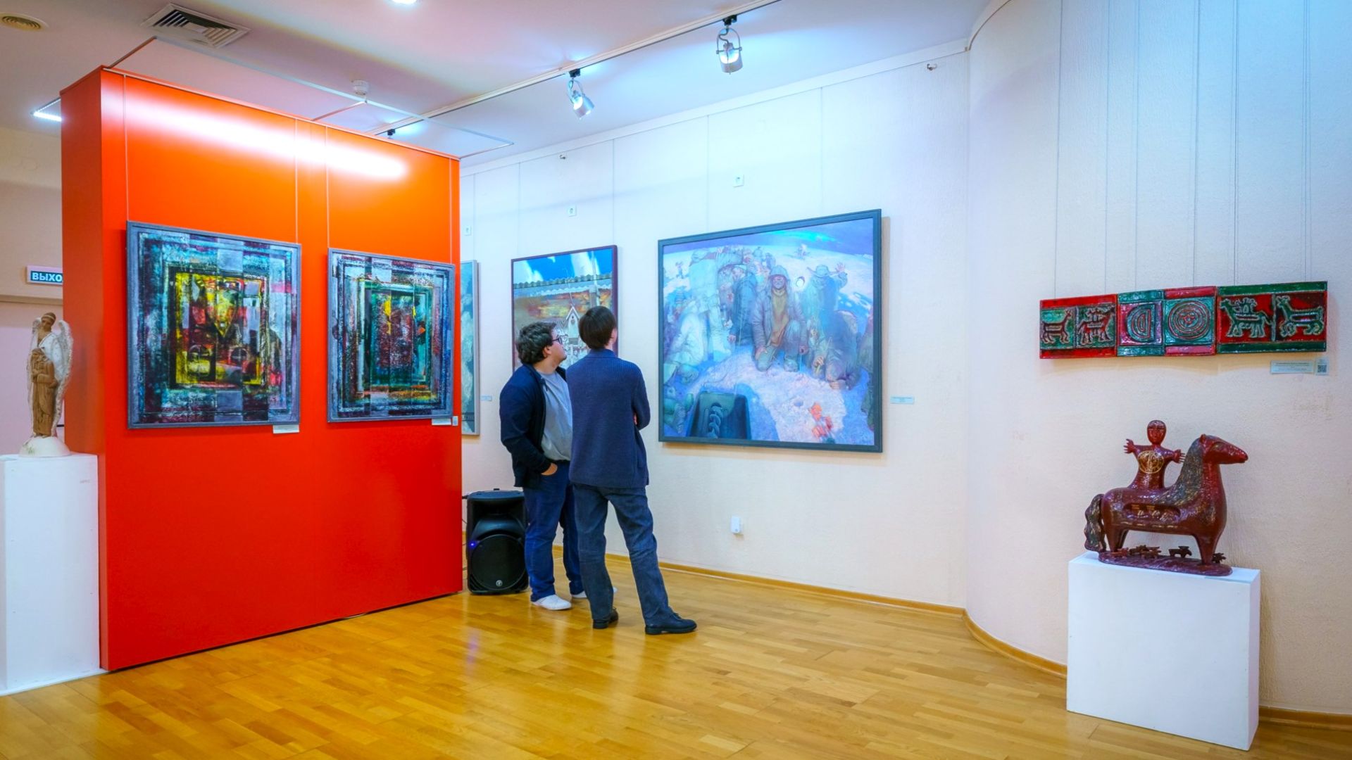 В Ханты-Мансийске открылась выставка «Сибирский формат» к 95-летию Югры