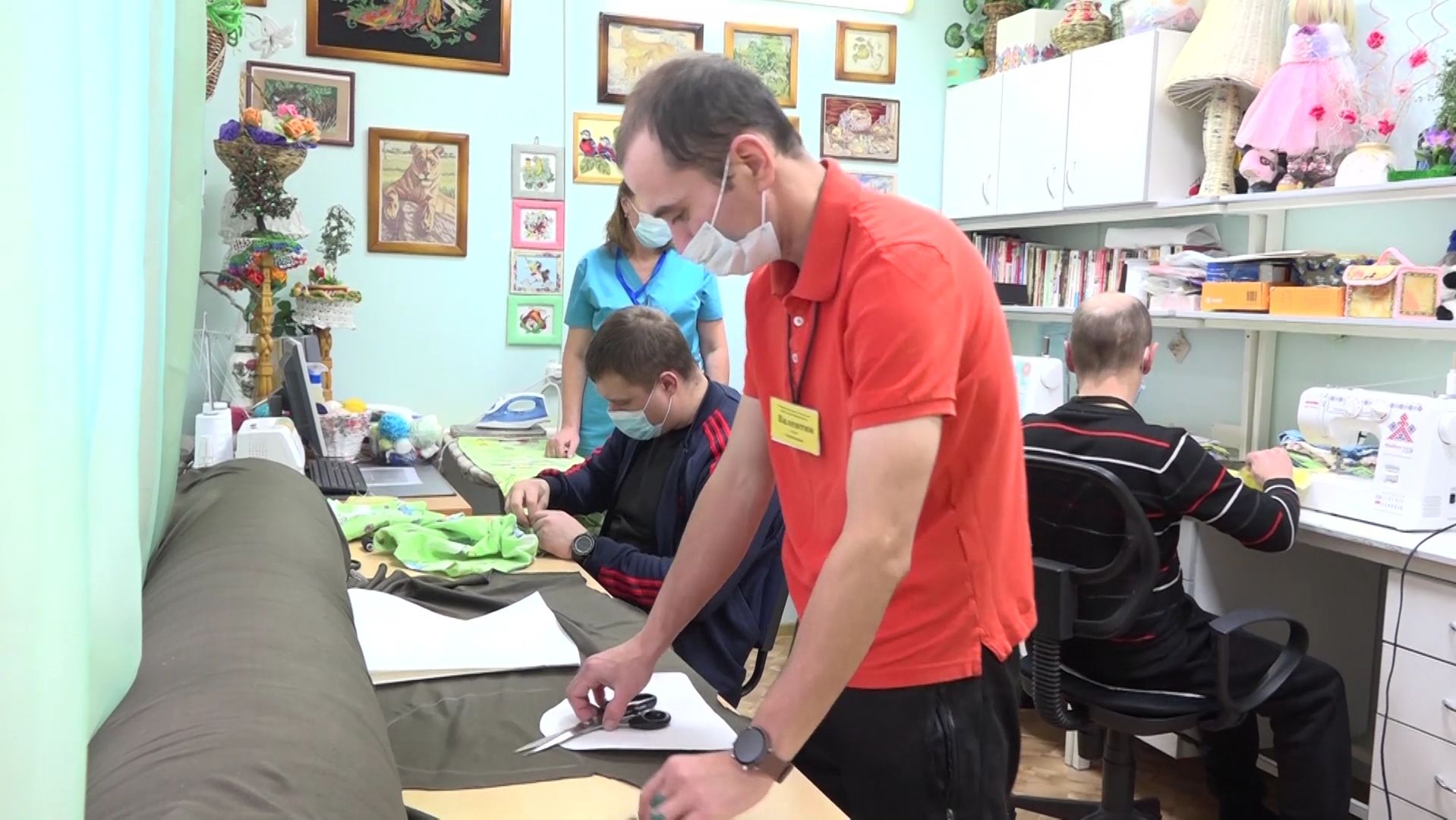 Пациенты Лемпинского реабилитационного центра помогают участникам СВО пошивом и свечами