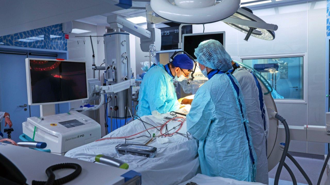 Нижневартовские хирурги сохранили руку бойцу СВО