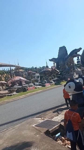 Цветы, пальмы… и гиганты из прошлого Юрский период по-тайски: что скрывает Nong Nooch?