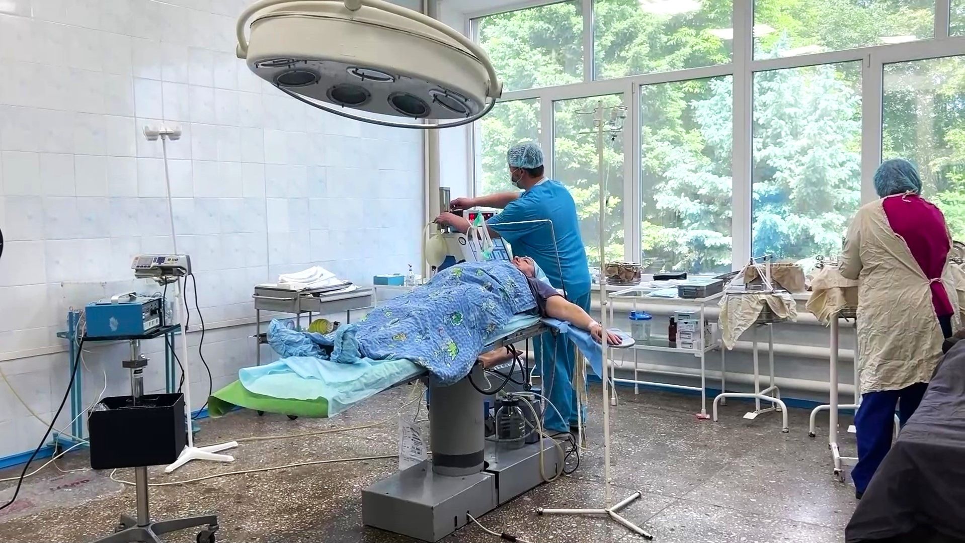 Югорские врачи лечат раненых бойцов в больнице Макеевки