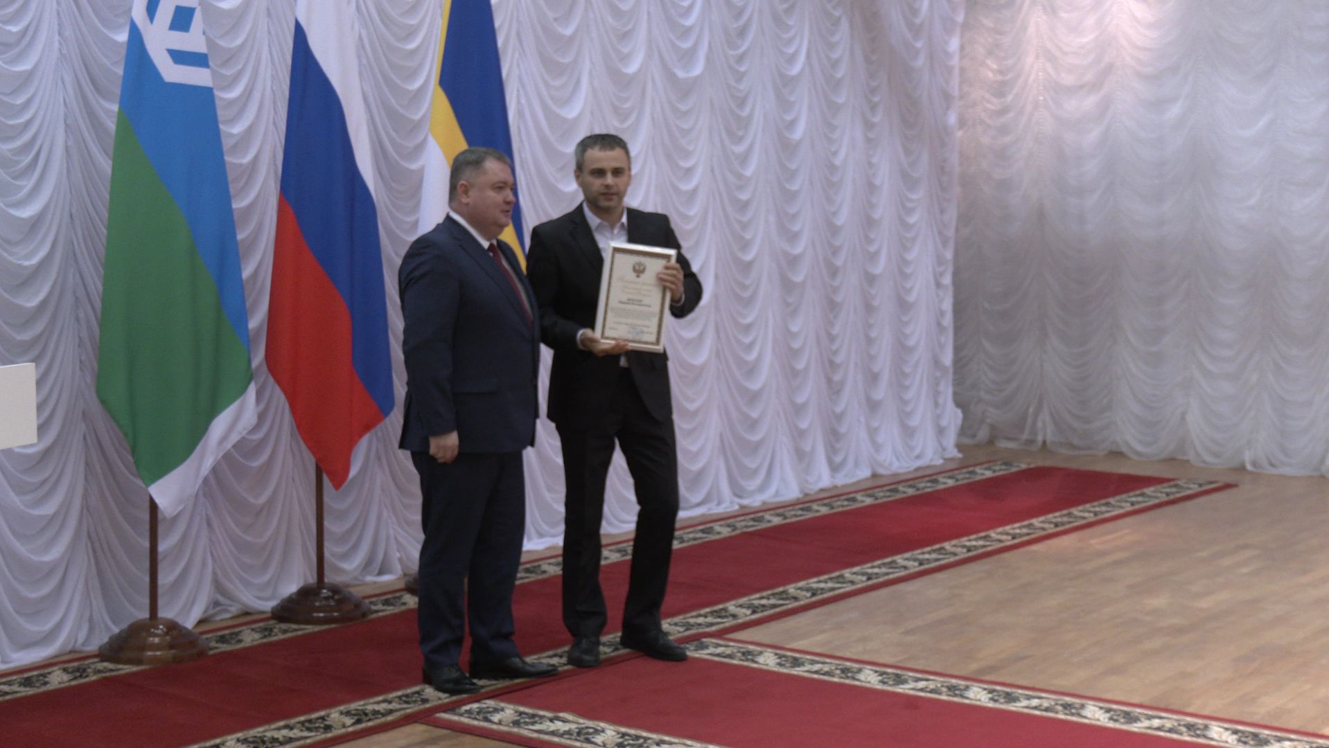 Жителям Нижневартовска вручили награды к 95-летию Югры