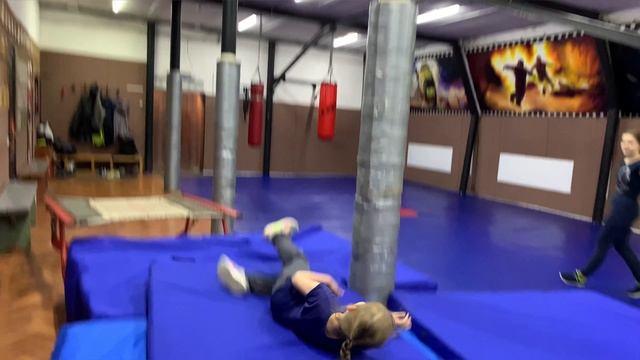 Тренируемся с батута запрыгивать на столб