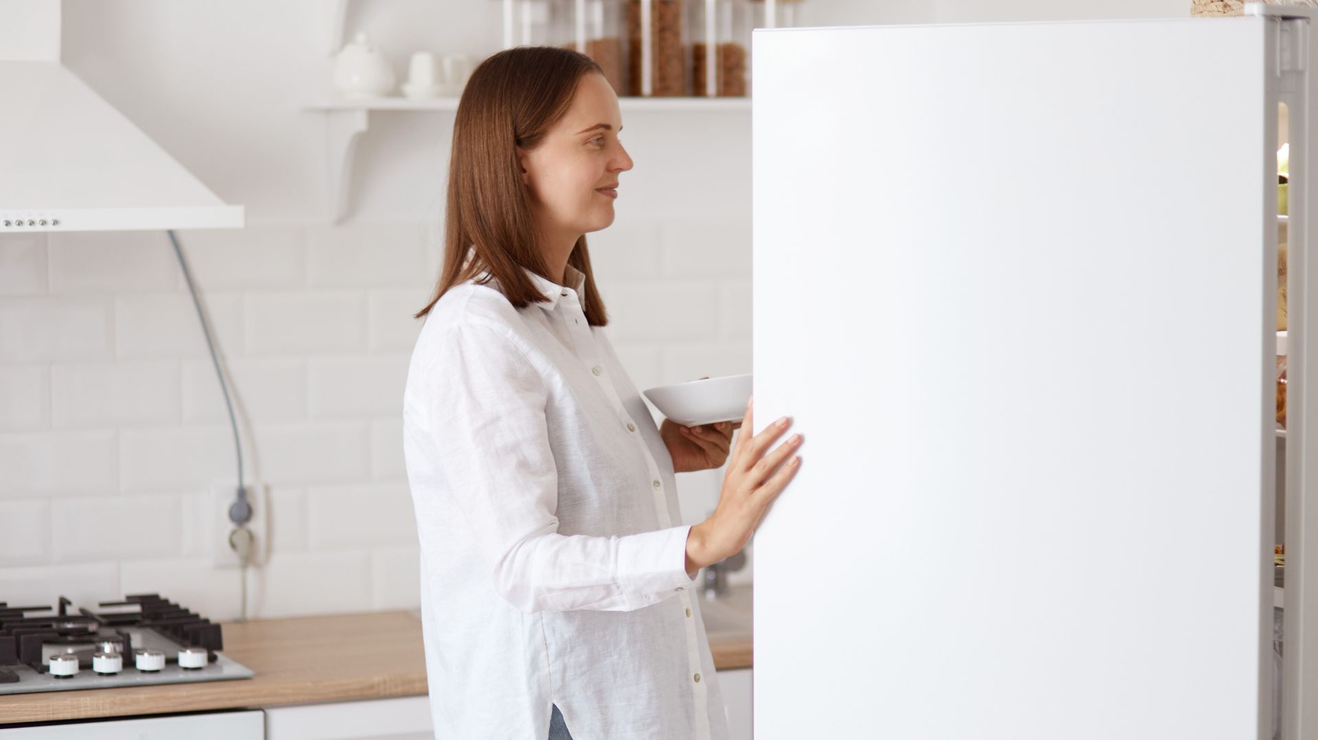 Югорчане складывают письма для Деда Мороза в холодильник