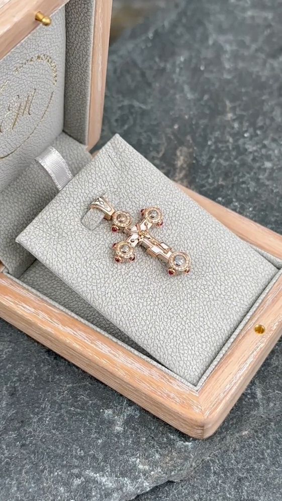 Нательный русский крест из розового золота с драгоценными камнями