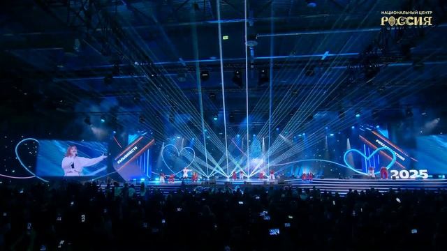 Юлия Савичева на сцене НЦ «Россия» — песня «Если в сердце живет любовь»