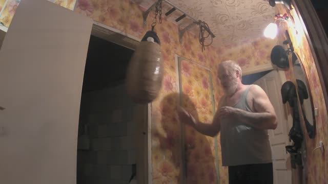 Бокс в 57 лет,тренировка(домашняя тренировка)