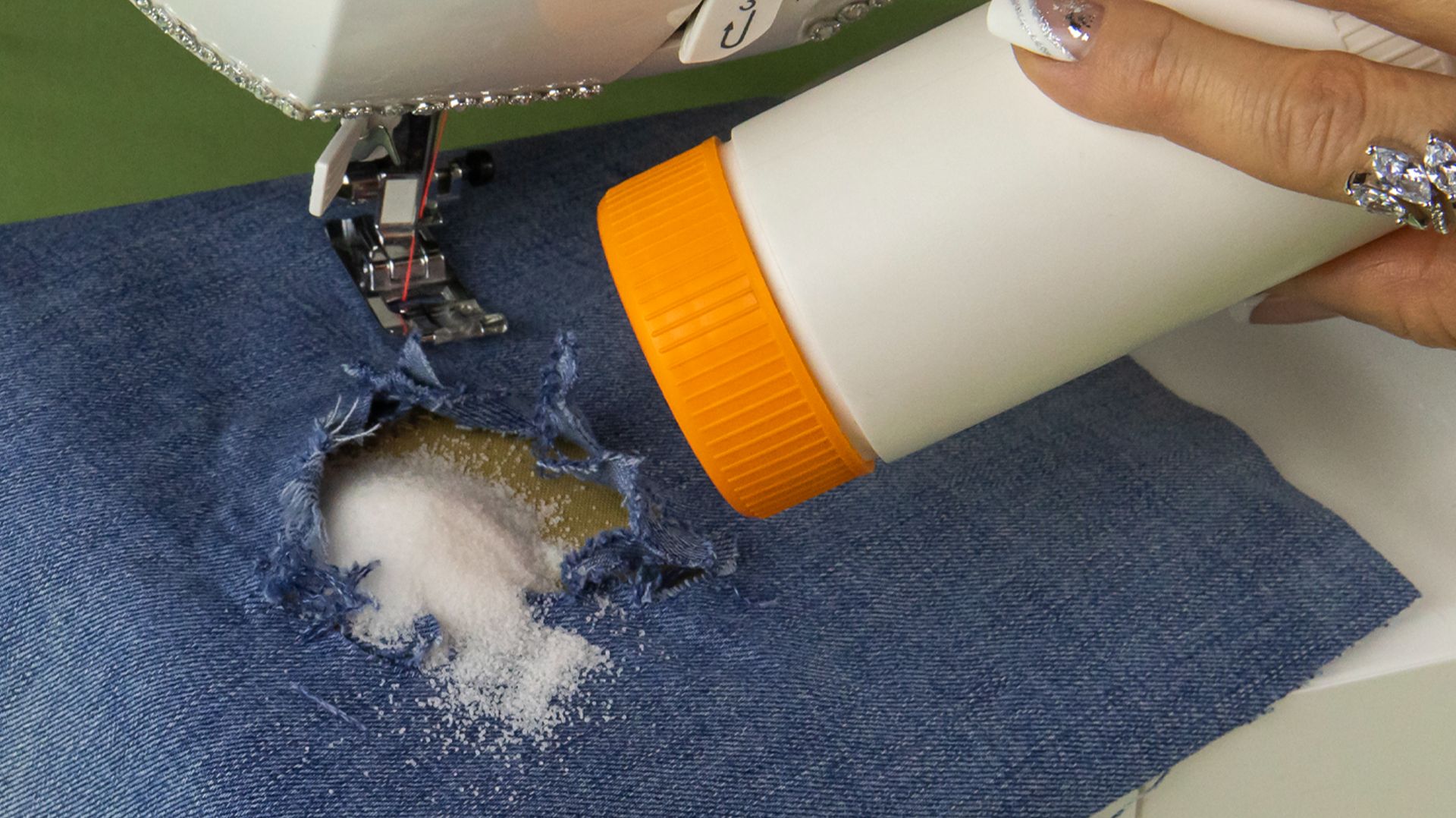 А что так можно было? Как починить порванную джинсу и сохранить красивый внешний вид.