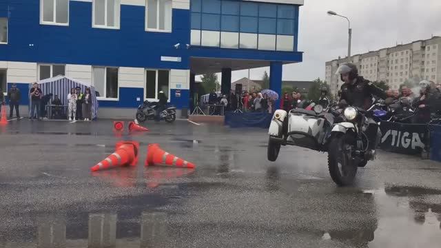 мотоцикл Урал с поднятой коляской
