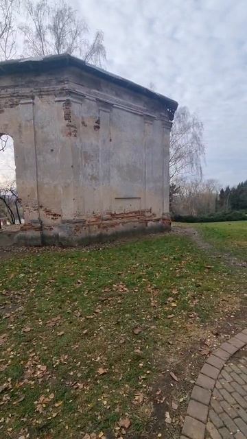 Развалины часовни-усыпальницы Прушинских в Лошицком парке в Минске
