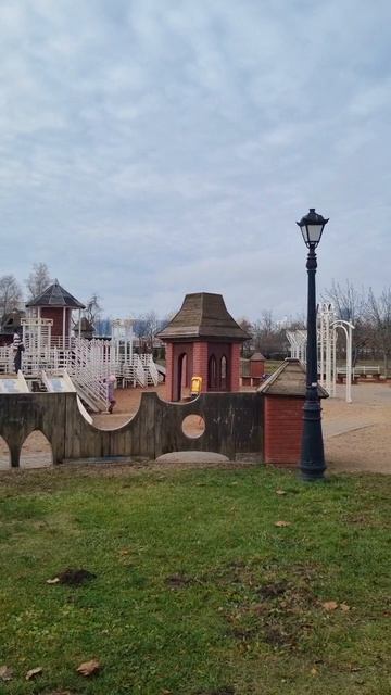 Необычная детская площадка в Лошицком парке в Минске