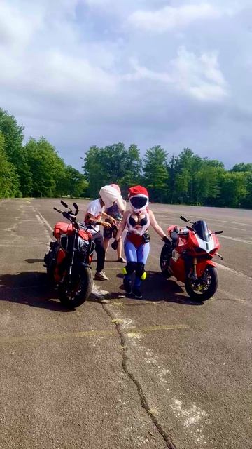 Катя Алмаз на дукати Панигале V4R С Новым Годом Рождество Санта Дед Мороз