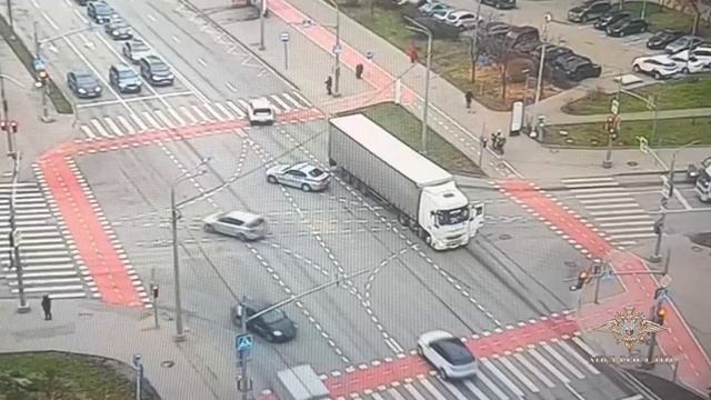 В Москве сотрудник Госавтоинспекции предотвратил ДТП, остановив неуправляемый грузовик