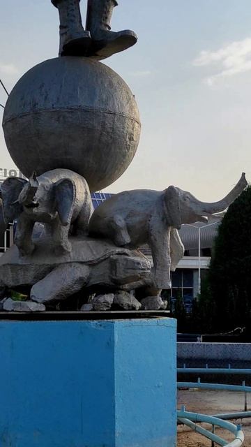 Душанбе. Памятник покорителям Вселенной. За мгновение до катастрофы