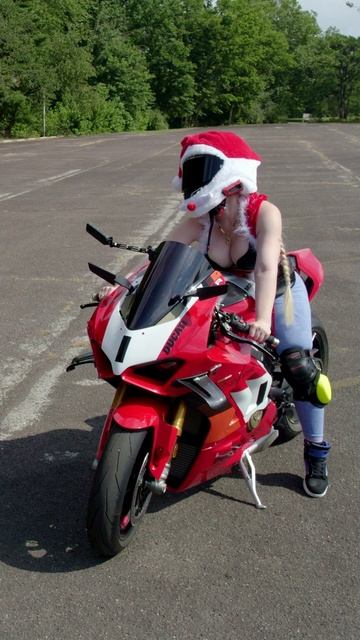 Катя Алмаз на дукати Панигале V4R С Новым Годом Рождество Санта Дед Мороз