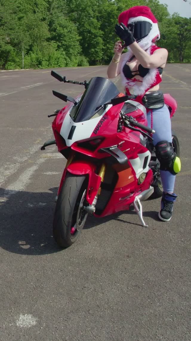 Катя Алмаз на дукати Панигале V4R С Новым Годом Рождество Санта Дед Мороз