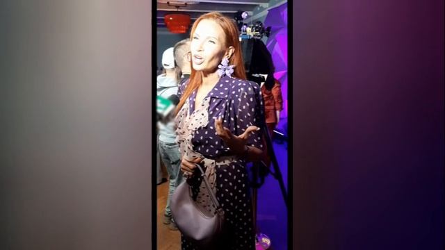 Эвелина Бледанс в декабре выгуляла летний наряд: платье в горошек и синие туфли