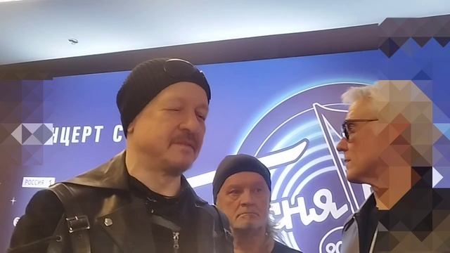 Александр Маршал резко остановил пресс-подход из-за шумного Деда Мороза