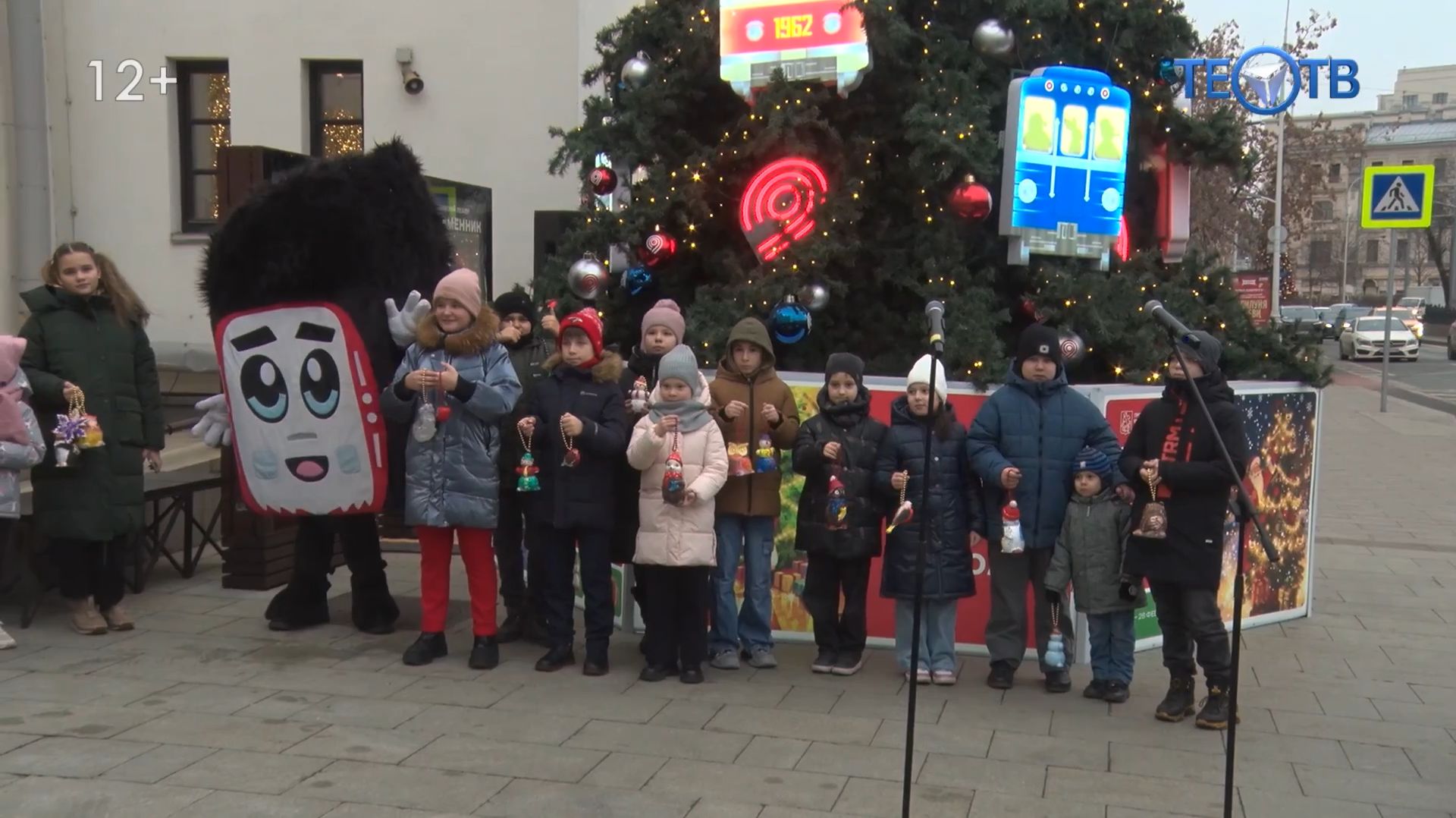 В Москве засверкали транспортные новогодние ели