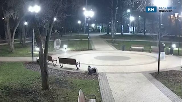 Вандалы вырвали урны в сквере у кинотеатра «Мир» в Обнинске