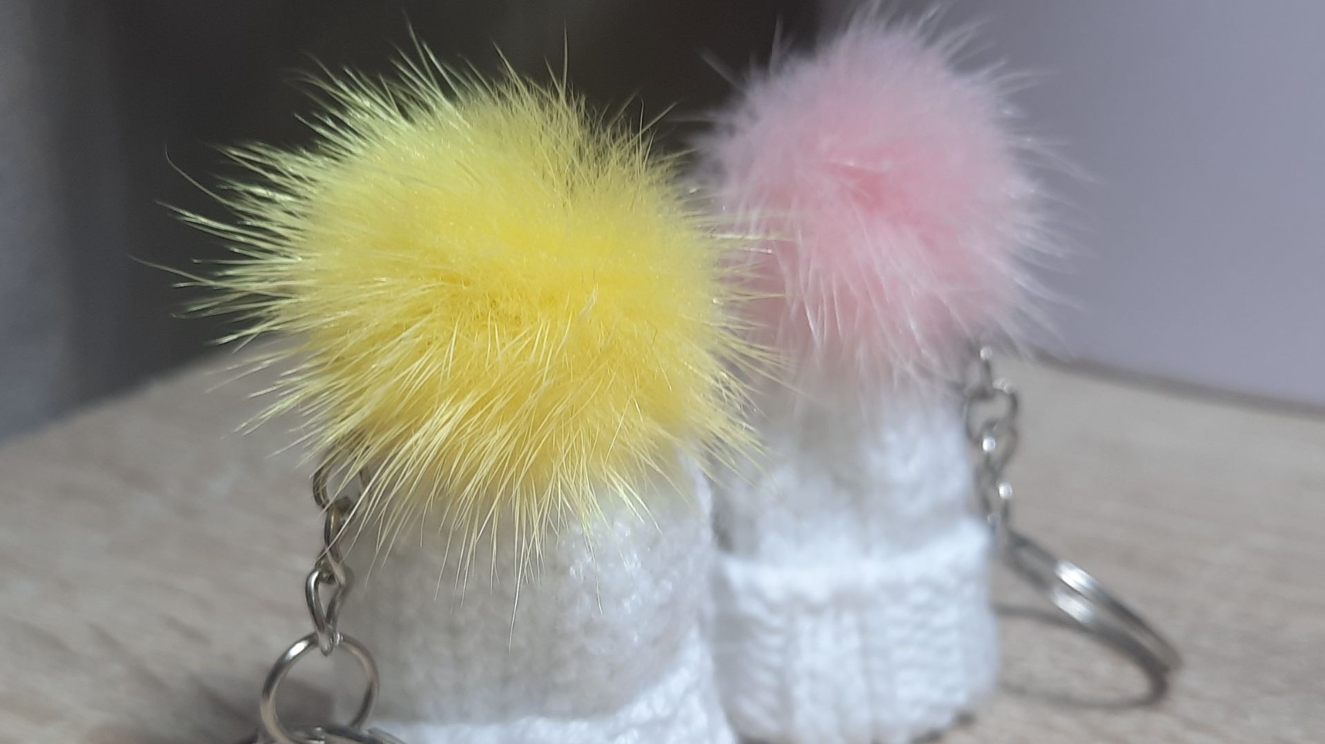 🎅🎄 Идея сувенира-подарка своими руками. Вяжем спицами брелок-шапочка. Полный МК.