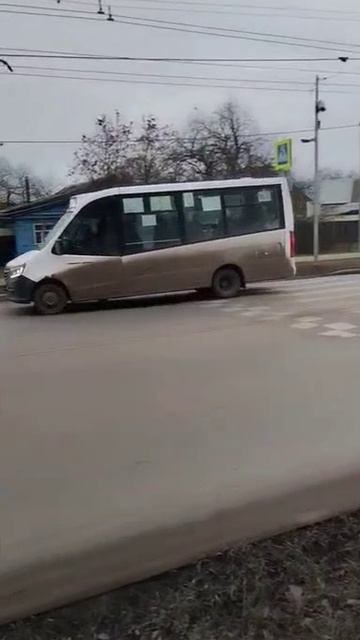 Едит новый автобус GAZ A68R52 City