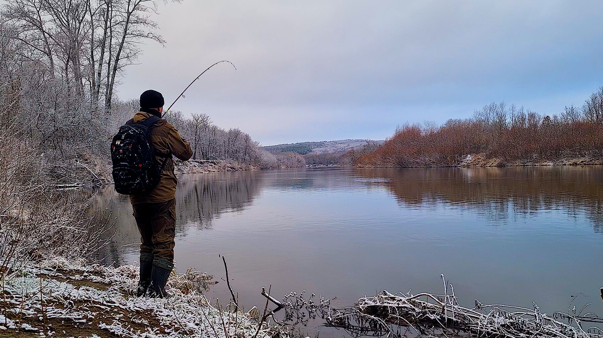 До первого льда - один шаг! Поймать несмотря ни на что. Рыбалка на заснеженной реке
