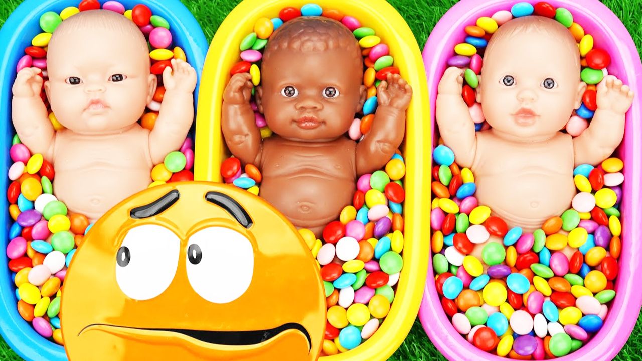 Мультики для детей. Яркие кукляшки и конфетки ЭмЭнДенс в ванночках. Смотреть мультики для малышей.