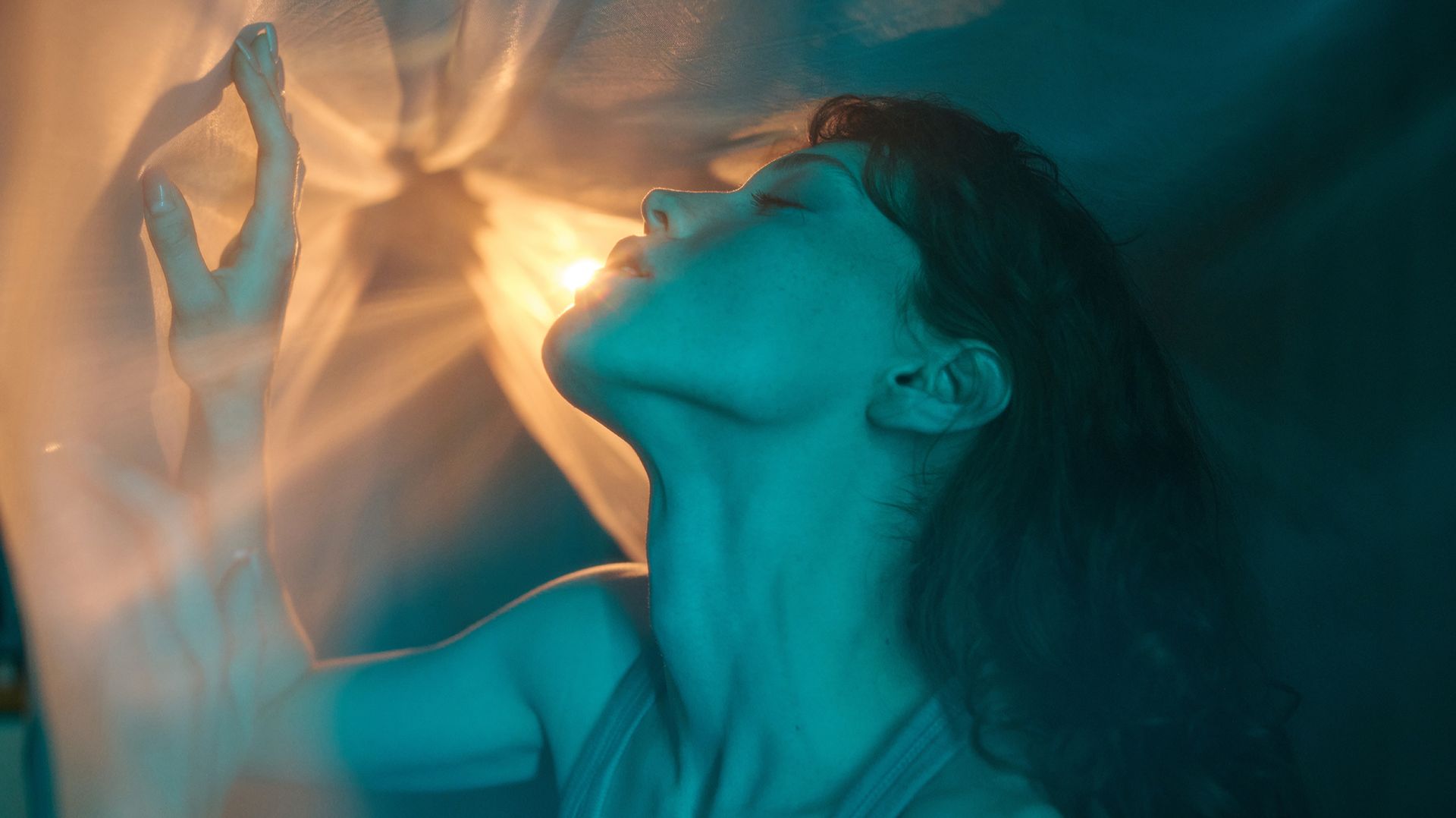 Чувственные стихи одной влюблённой девушки, обращённые к бывшему парню. Я любила тебя. Уймись.