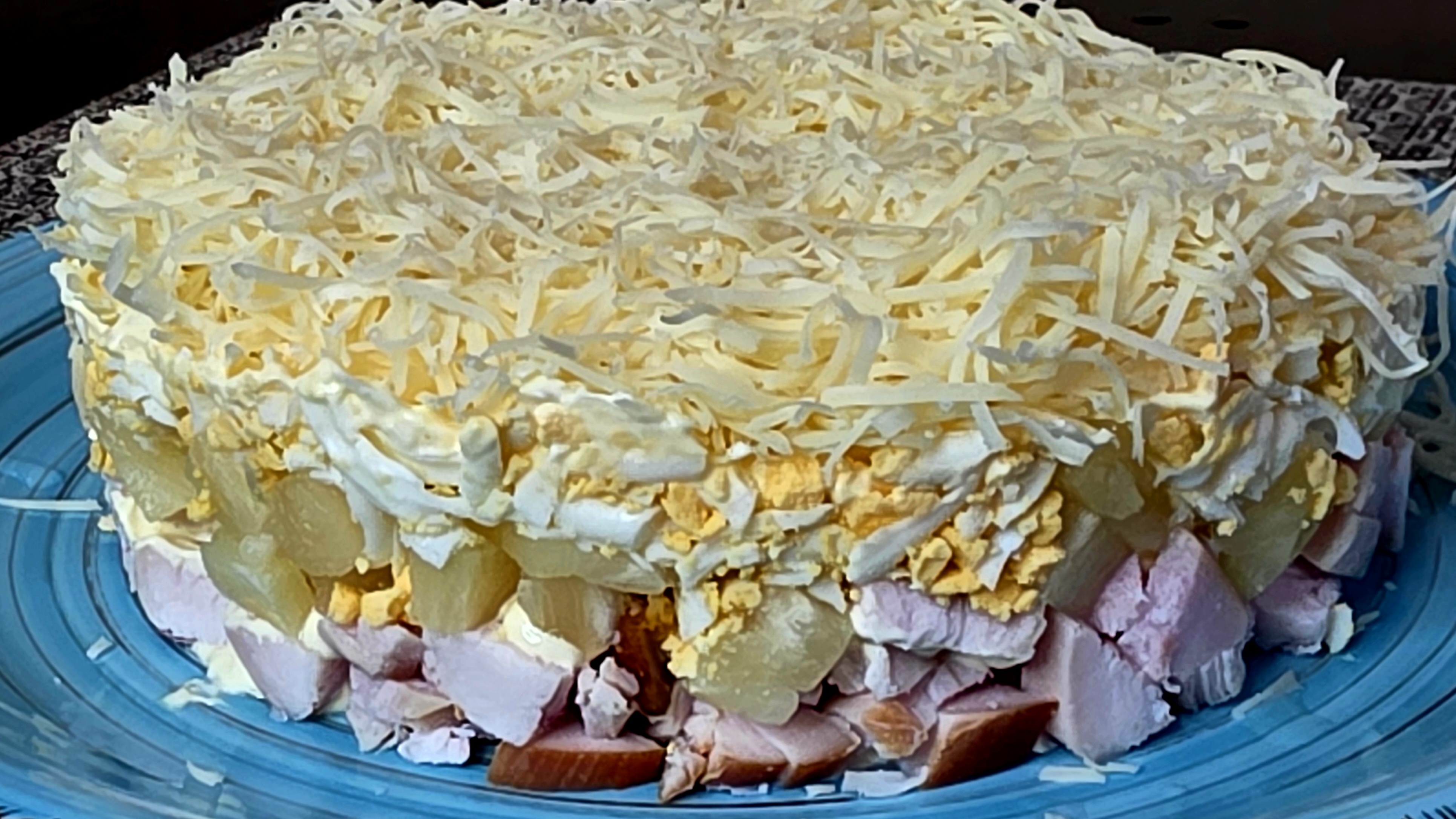 Салат с копченой куриной грудкой и ананасами.