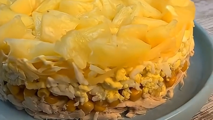 Салат с ананасами и чесноком...🥗🍍🎄😋