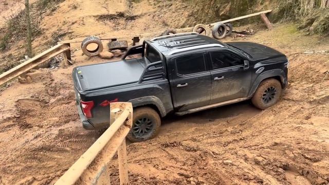 Мажоры убивают дорогие авто соревнуясь друг с другом.