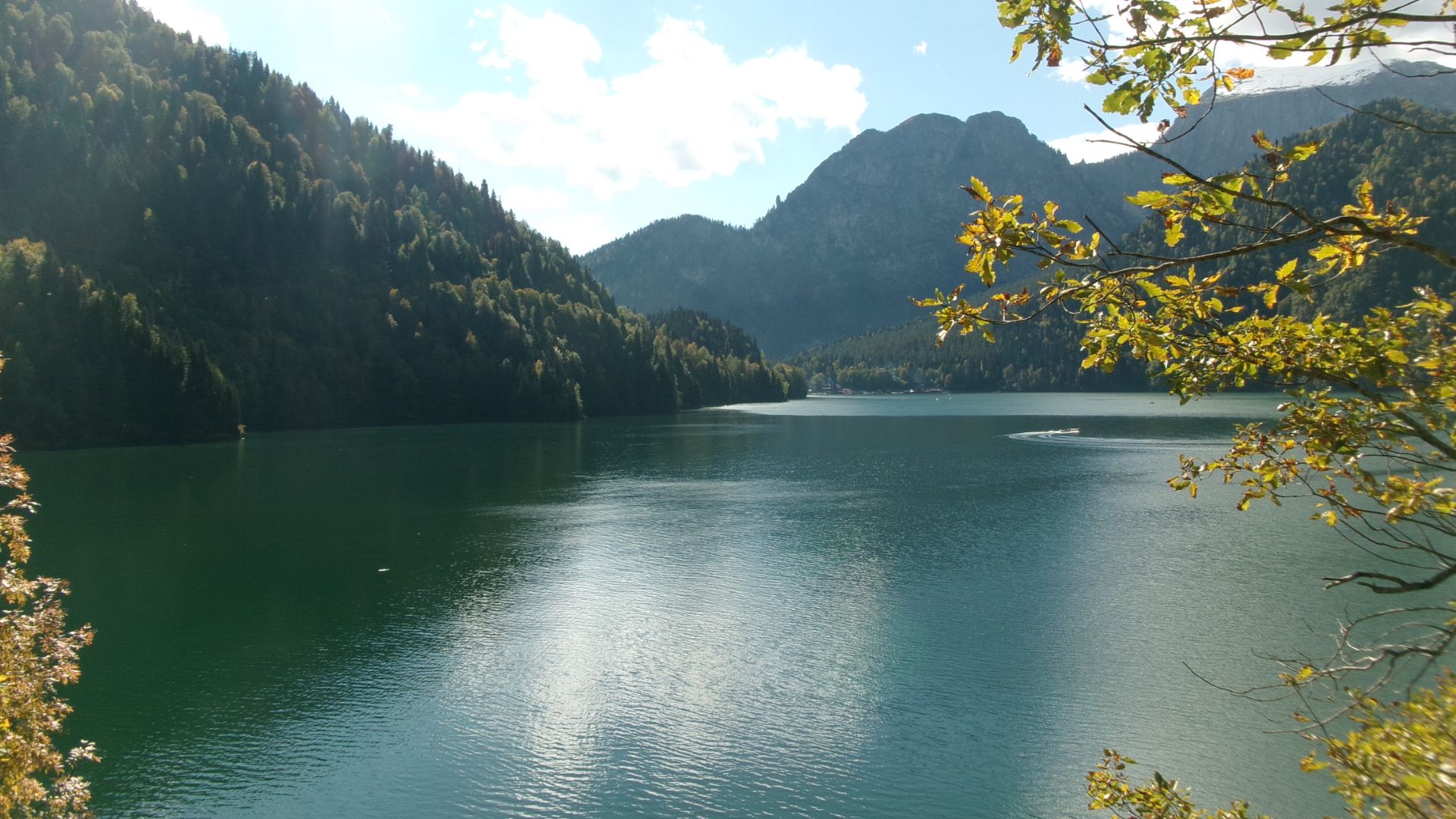 Посмотрите на эту красоту. Легенды про озеро Рицу. Исполнитель . Студия Офицеры России Озеро Рица..