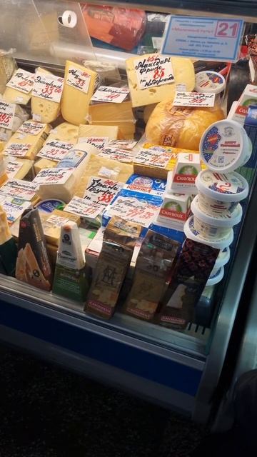 Огромный ассортимент сыра на Комаровском рынке в Минске 🧀