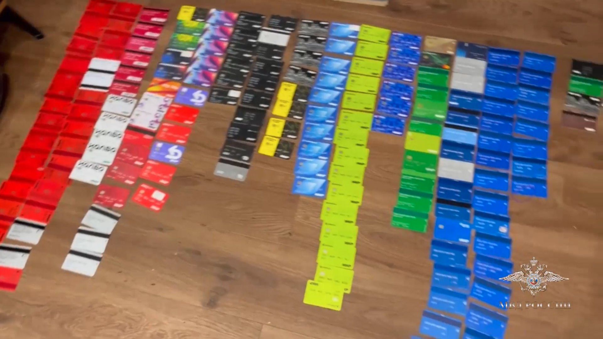 Четыре человека задержаны по подозрению в неправомерном обороте средств платежей