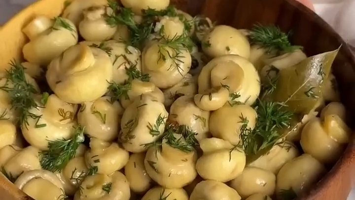 Маринованные ШАМПИНЬОНЫ...🍄🌿😋    Рецепт ⤵️